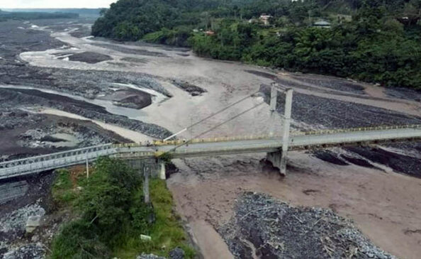 El río Upano, se represa debido al proceso eruptivo del volcán Sangay ...