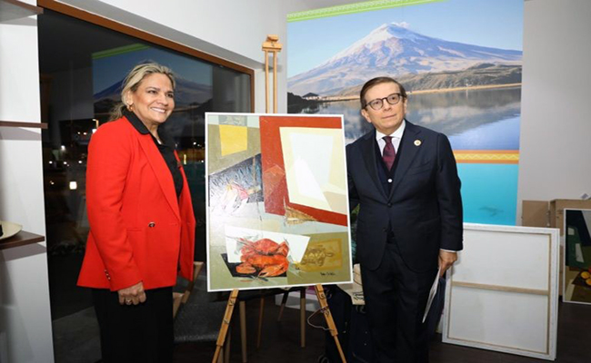 La destacada artista plástica Hellen Constante expone en Qatar - Ecuador 221