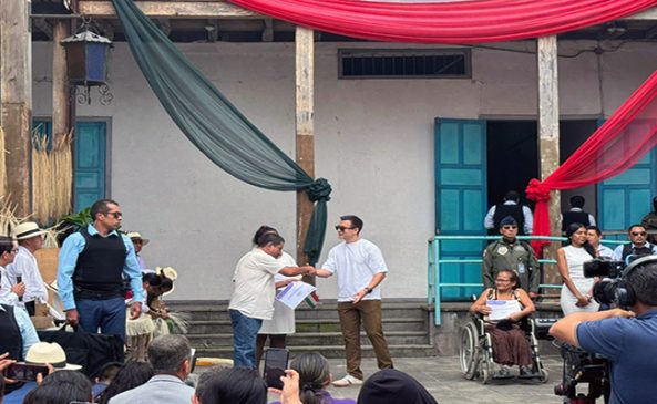 El presidente Daniel Noboa entregó bonos en Montecristi - Ecuador 221