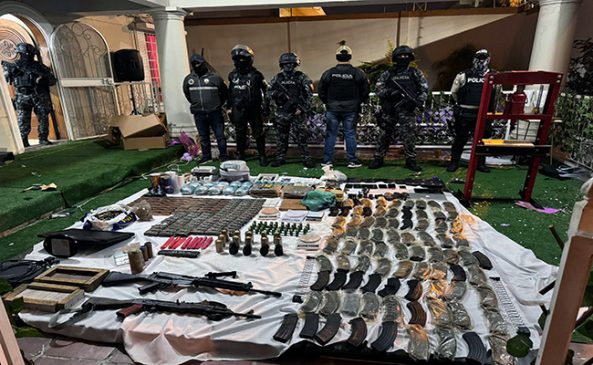 Policía desmantela centro de acopio de drogas y armas en Guayaquil - Ecuador 221