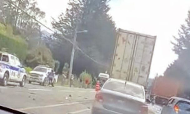 Camioneta y tráiler chocan en vía Alóag-Santo Domingo - Ecuador 221