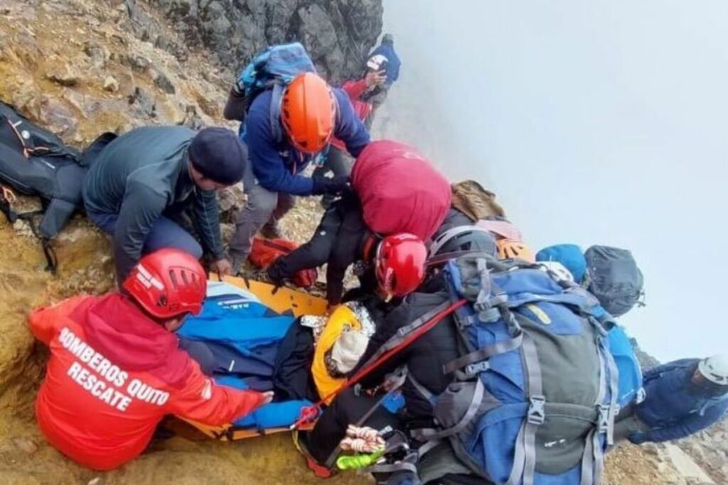 Bomberos rescatan a dos excursionistas en Rucu Pichincha - Ecuador 221