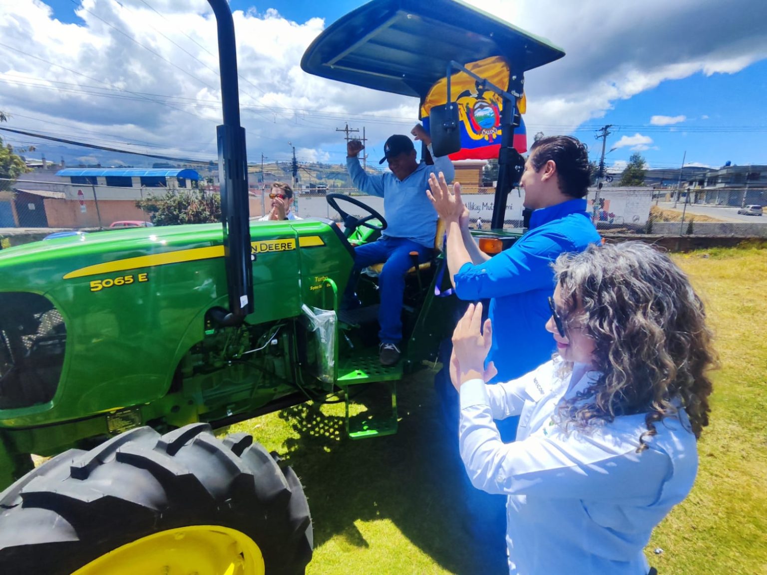 MAGP entrega maquinaria agrícola para productores de Pichincha ...