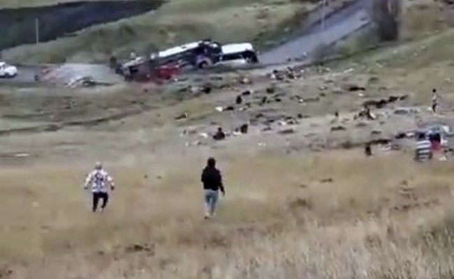 Bus de pasajeros cayó a un abismo en la vía Guaranda – Ambato - Ecuador 221